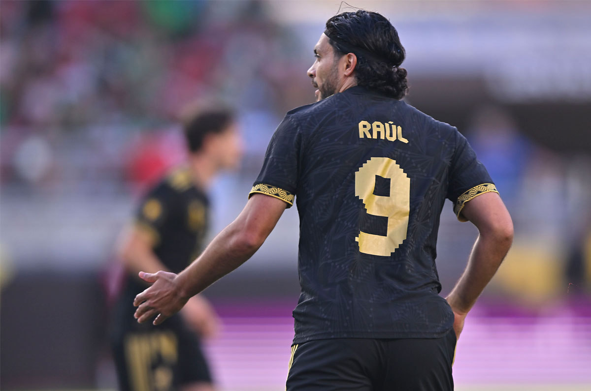 raul-jimenez-cerca-jared-borgetti